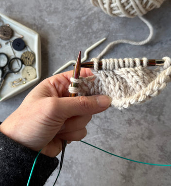 Learn to Knit: How to Work a 2x2 Left Leaning Cable – Stolen Stitches
