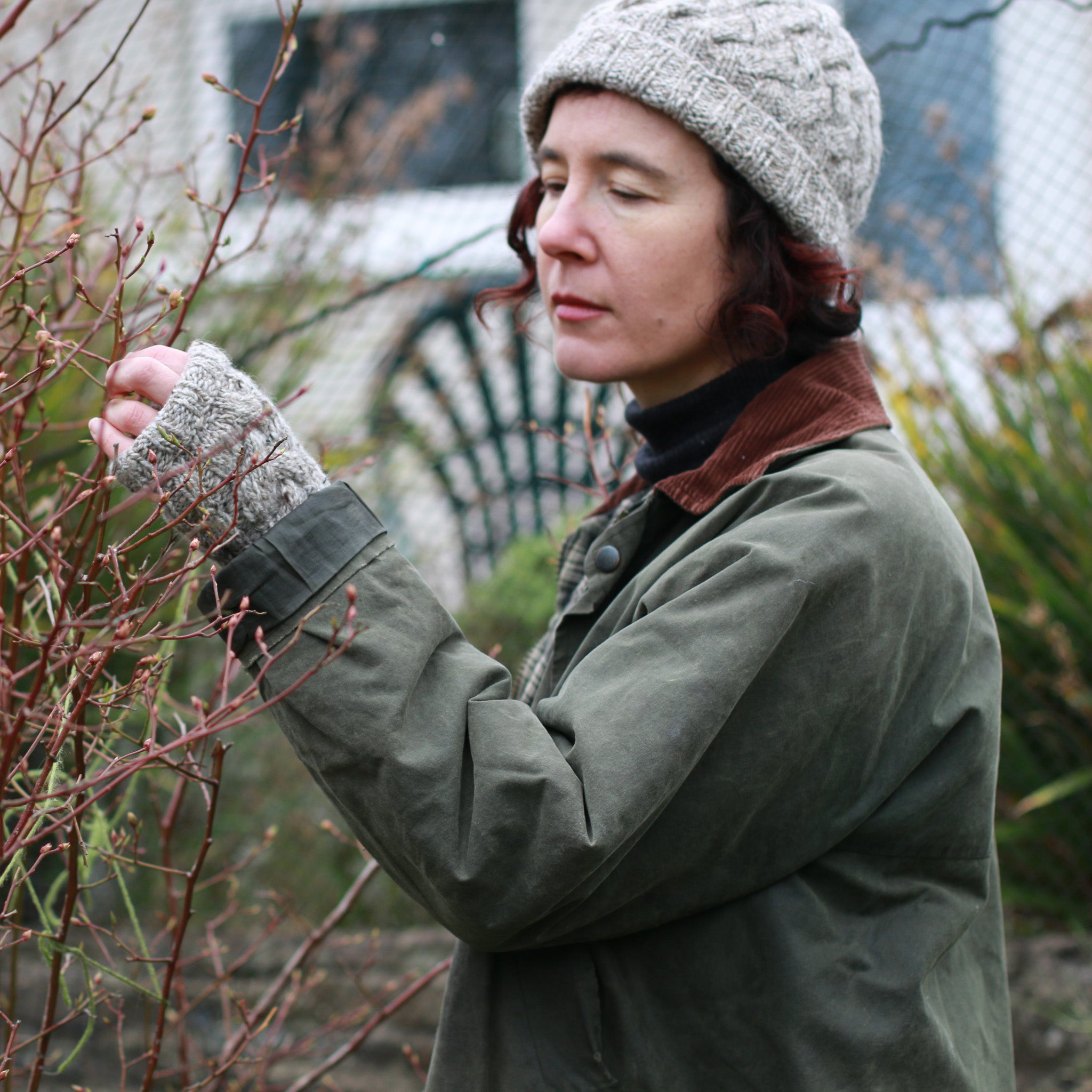 Inis Beg Hat and Mitts Knitting Pattern – Stolen Stitches